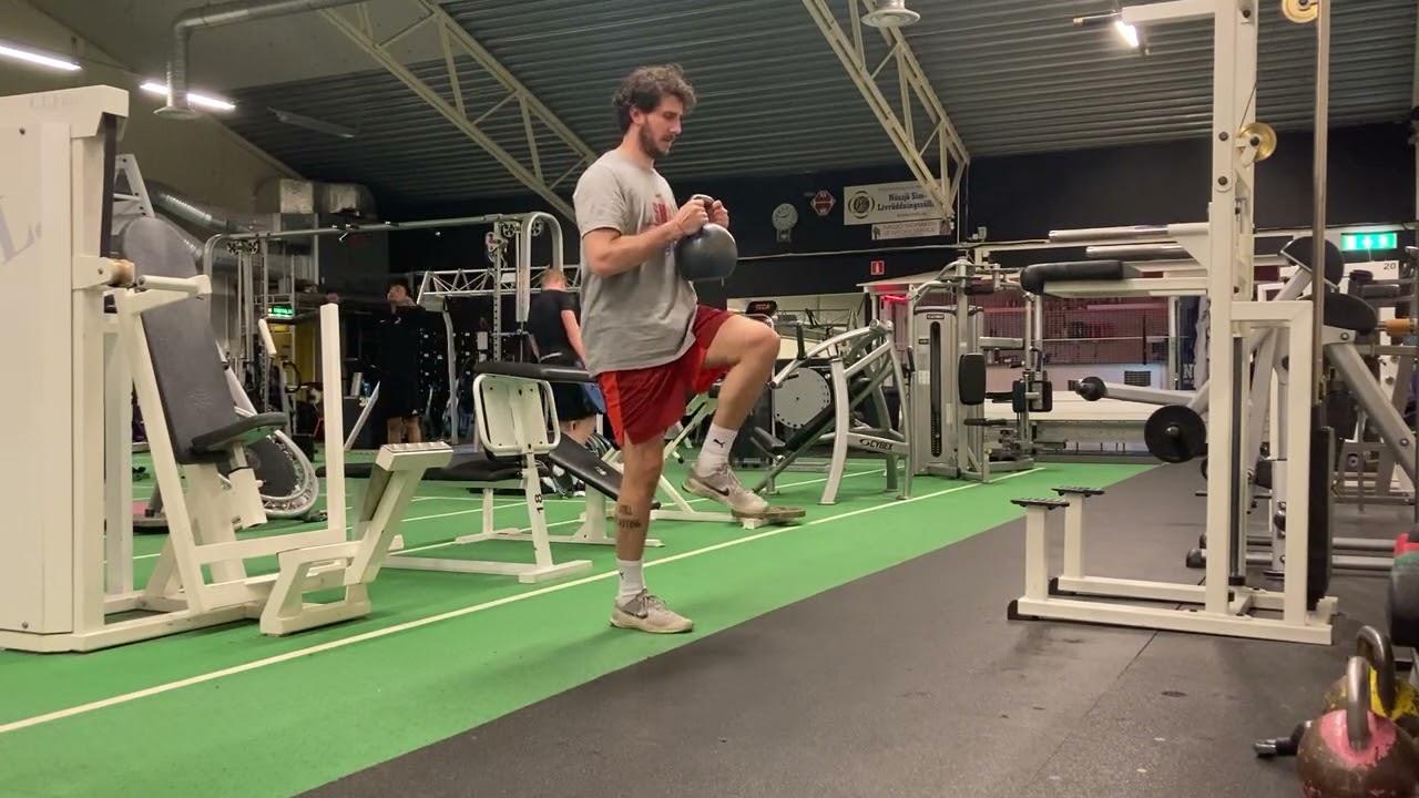 SL Crossover Squat to Lay Up - YouTube