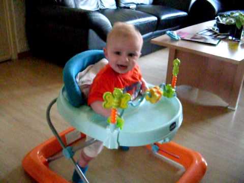 Collin 1e keer in de loopstoel - YouTube