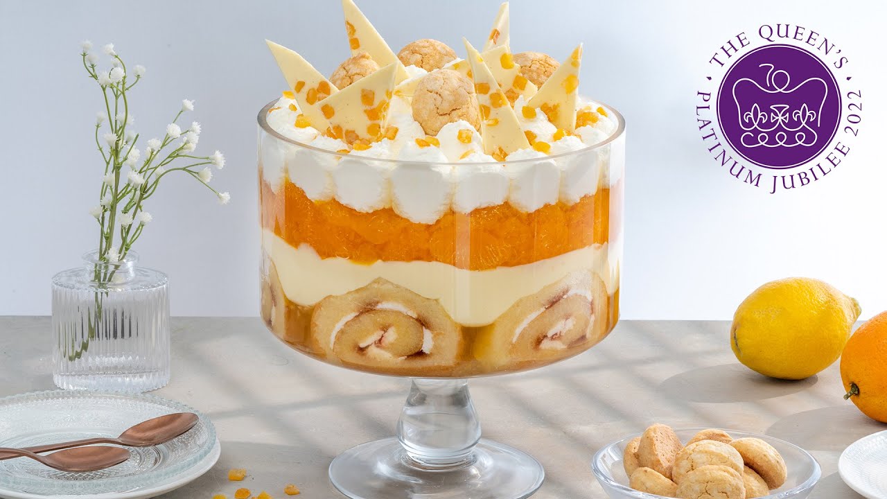 Platinasti jubilejni limonin trifle 👑 Lemon swiss roll amaretti trifle ...