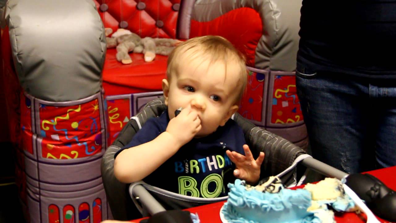 Drake still eating cake - YouTube