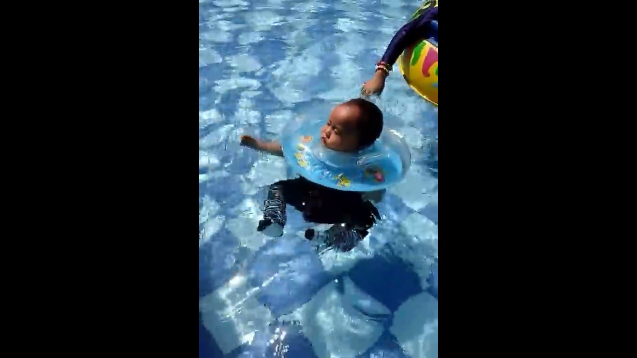 BABY DANCE IN THE POOL - YouTube
