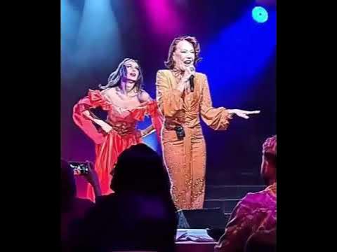 Азиза засунула микрофон в грудь: видео "прощального" концерта - YouTube