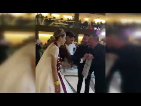 Damada görülmemiş şaka: Altın yerine adının yazdığı mezar taşı hediye ettiler