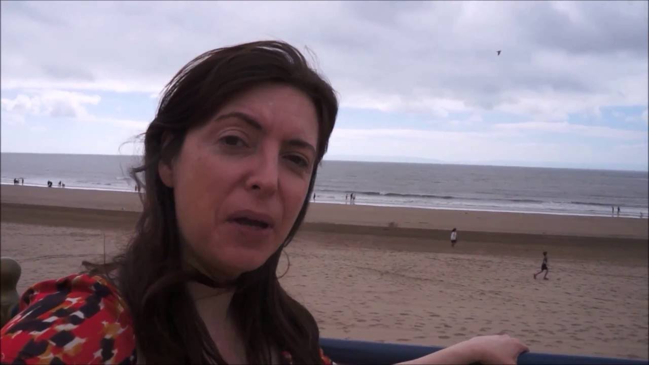 Barry Island in the wind - YouTube