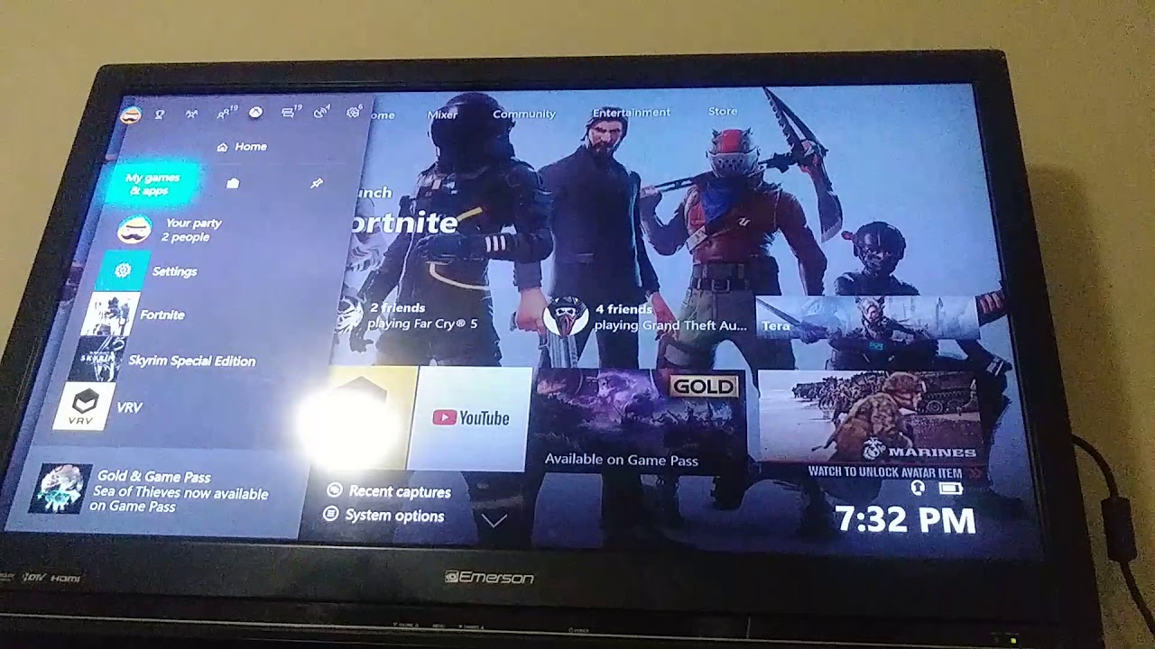 Xbox Live Party Chat mute bug - YouTube