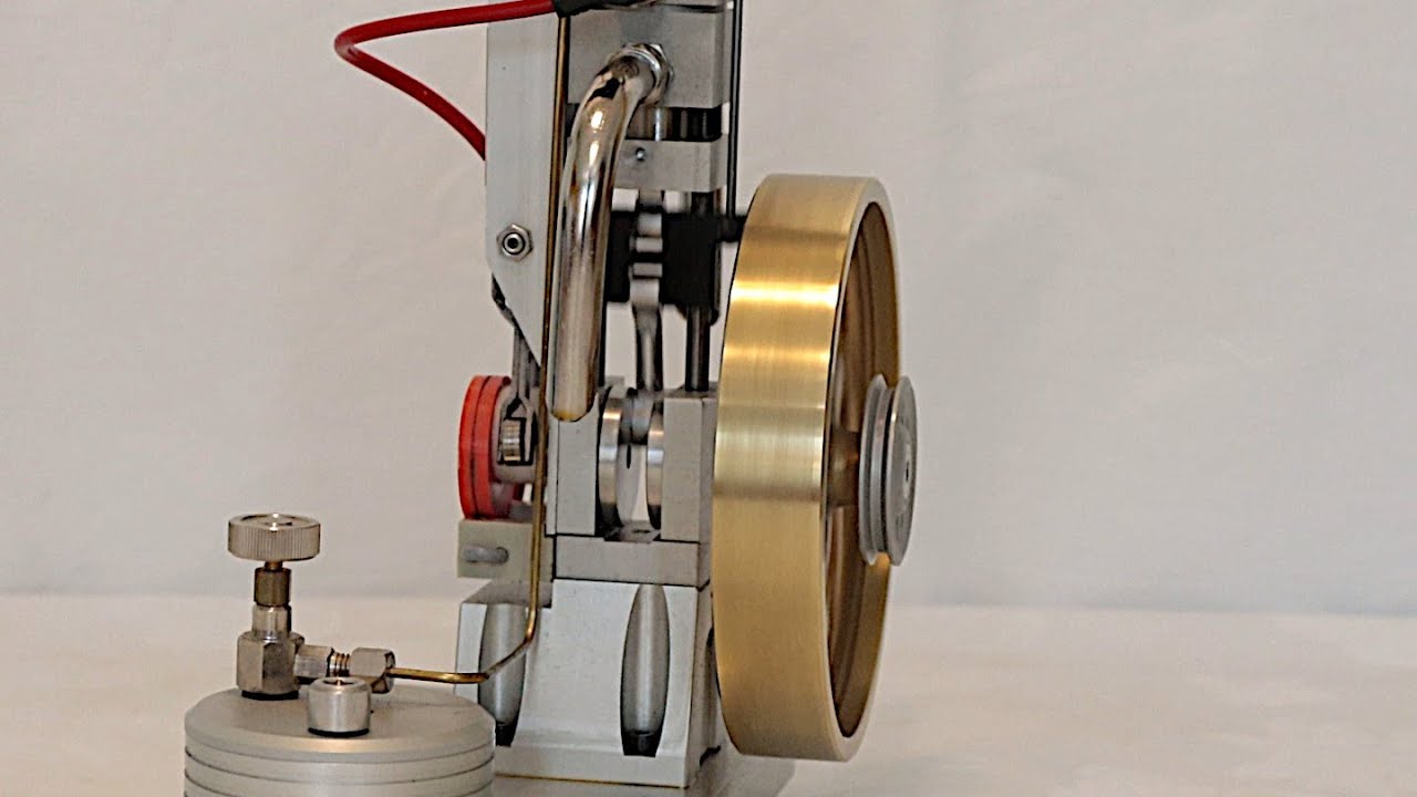 Maier 2-Stroke Engine Running Slow and Fast - YouTube