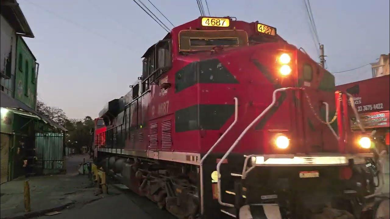 FXE 4687 con Show de luces pasando Las Juntas, Jal. - YouTube