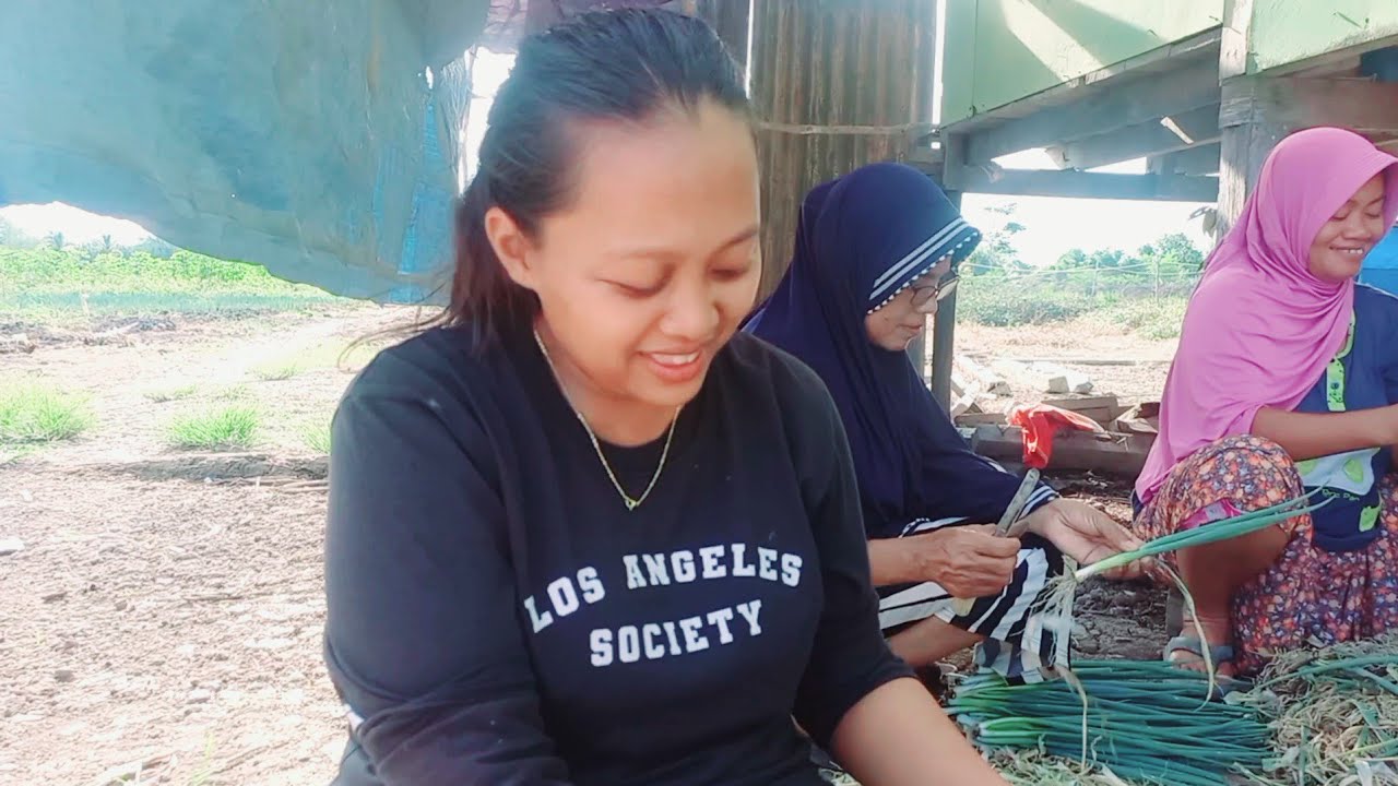 MANTAP BU UMI DI BANTU BERSIHKAN BAWANG PRAI - YouTube