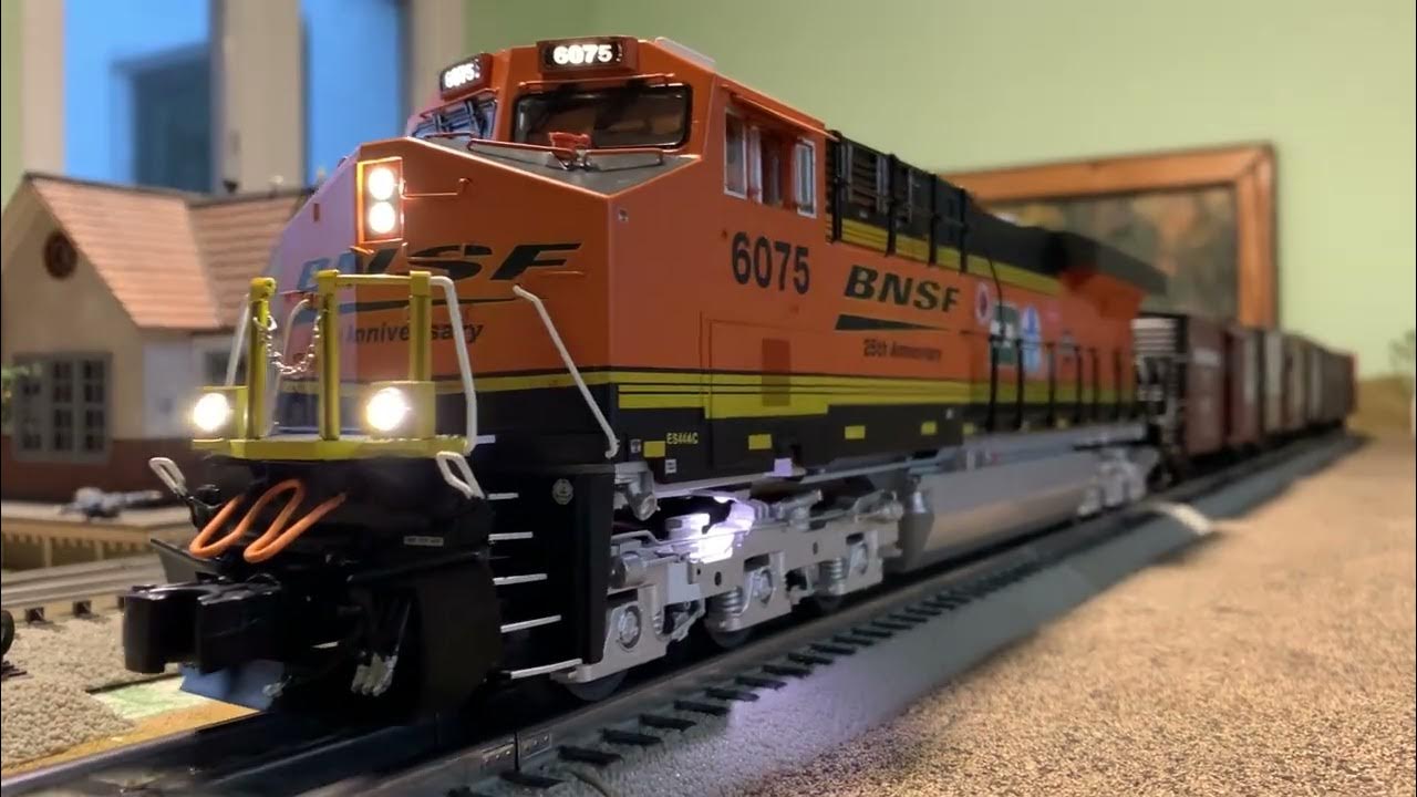 Lionel Legacy BNSF ES44AC Heritage 6075 - YouTube