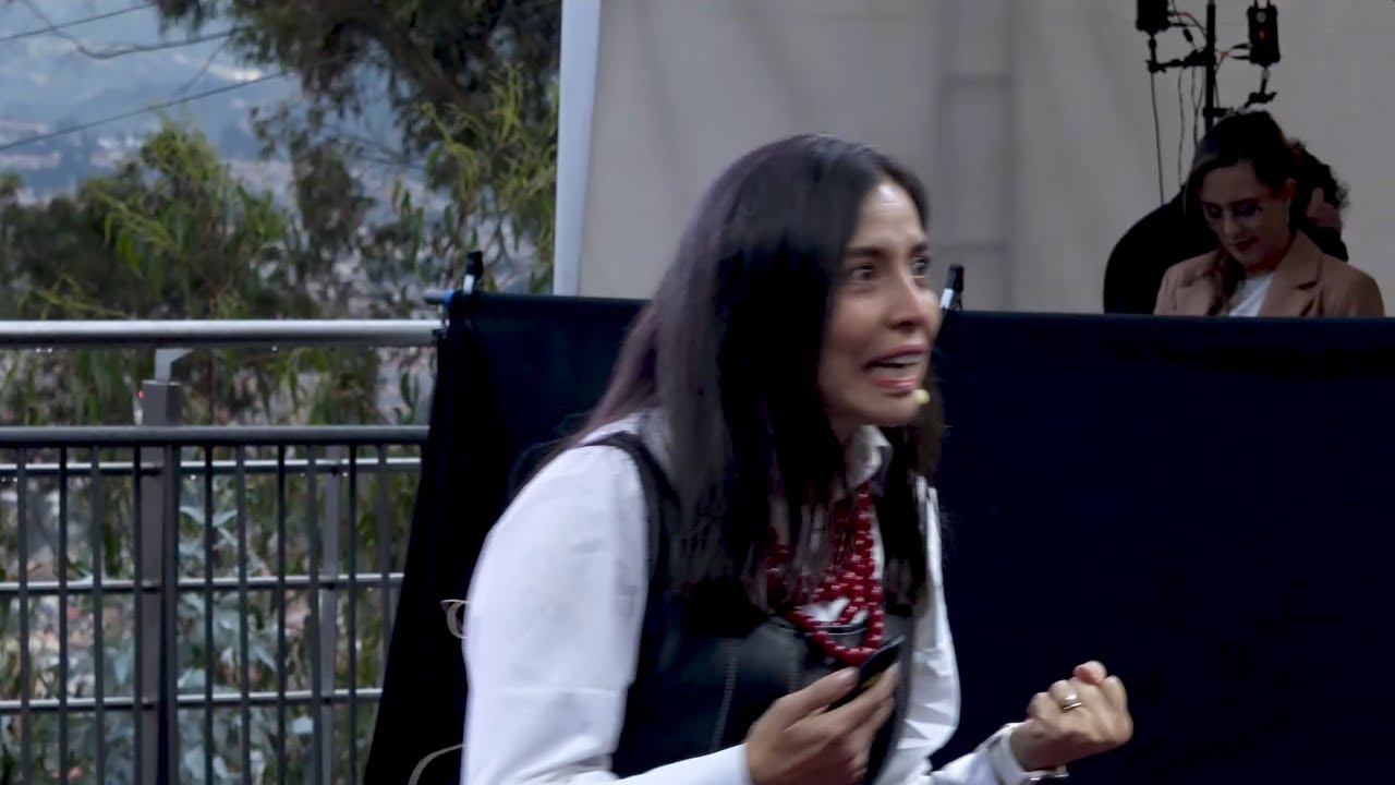 Ciudad para mujeres | Daniela Chacón | TEDxCuenca - YouTube