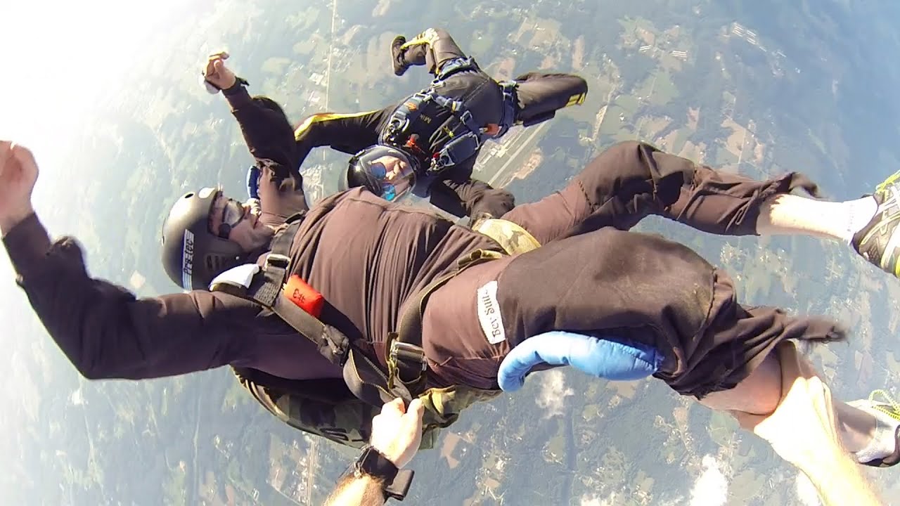 Friday Freakout: Parachute Bridle Wraps Around AFF Student's Neck - YouTube