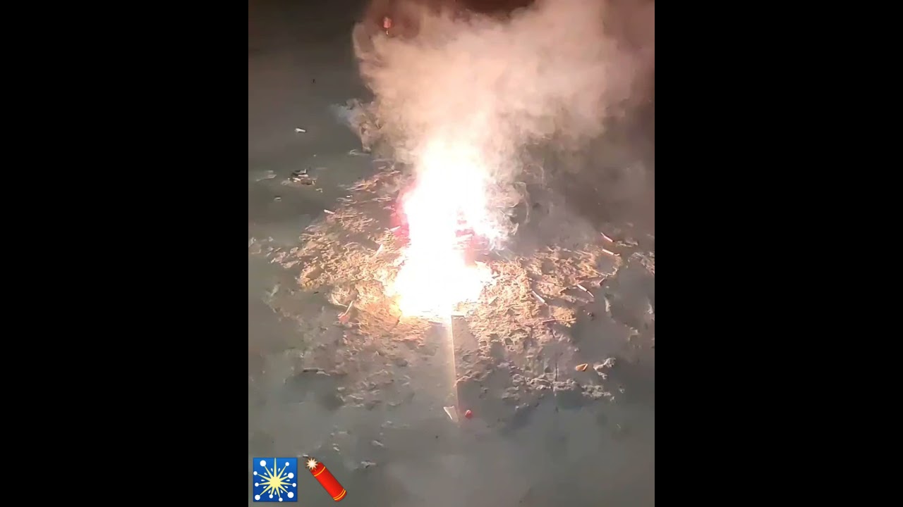 Chakri with bijli bombs🧨| Firecrackers🧨 | Diwali 2021🎇 | #shorts - YouTube