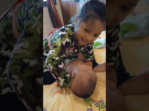Aina Nazril buka baju adik nk bg mama mandikn