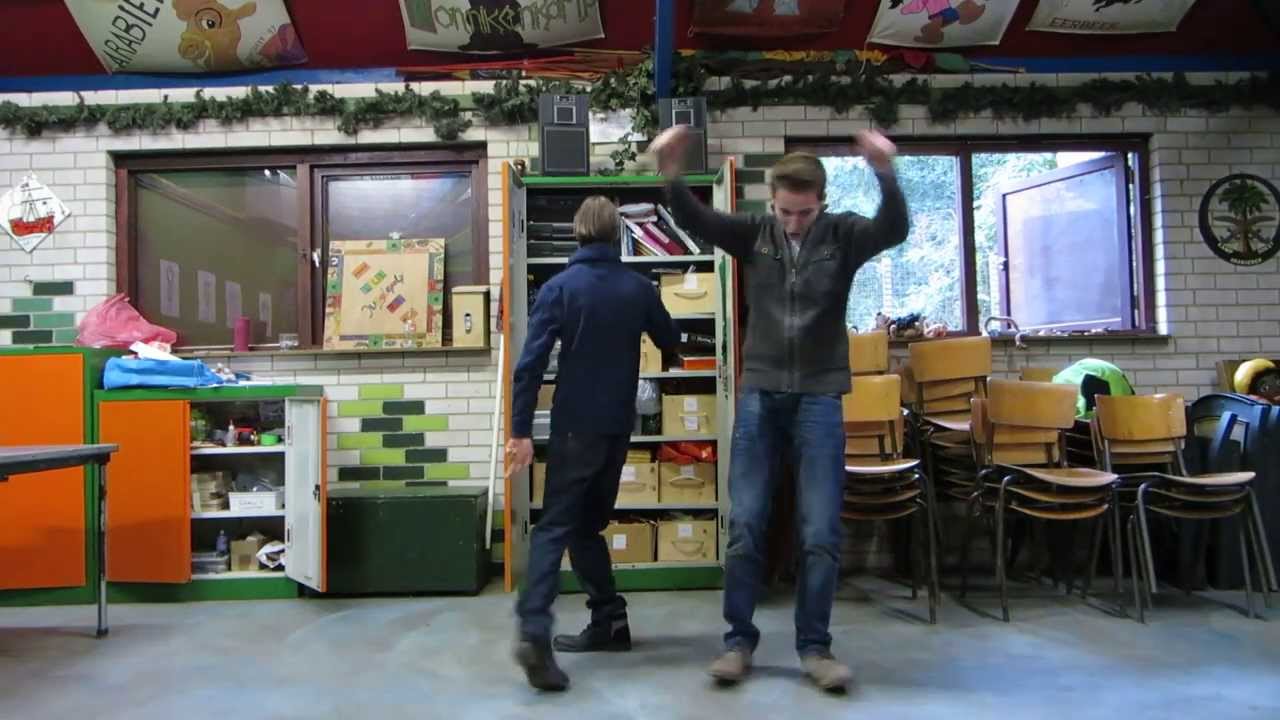 Piet-R Hogenbirk & Herman Berghuis dansen op ''Kippenbout'' - YouTube