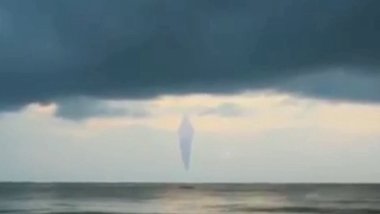 Something REALLY WEIRD Is Happening In The Sky 2018 - YouTube