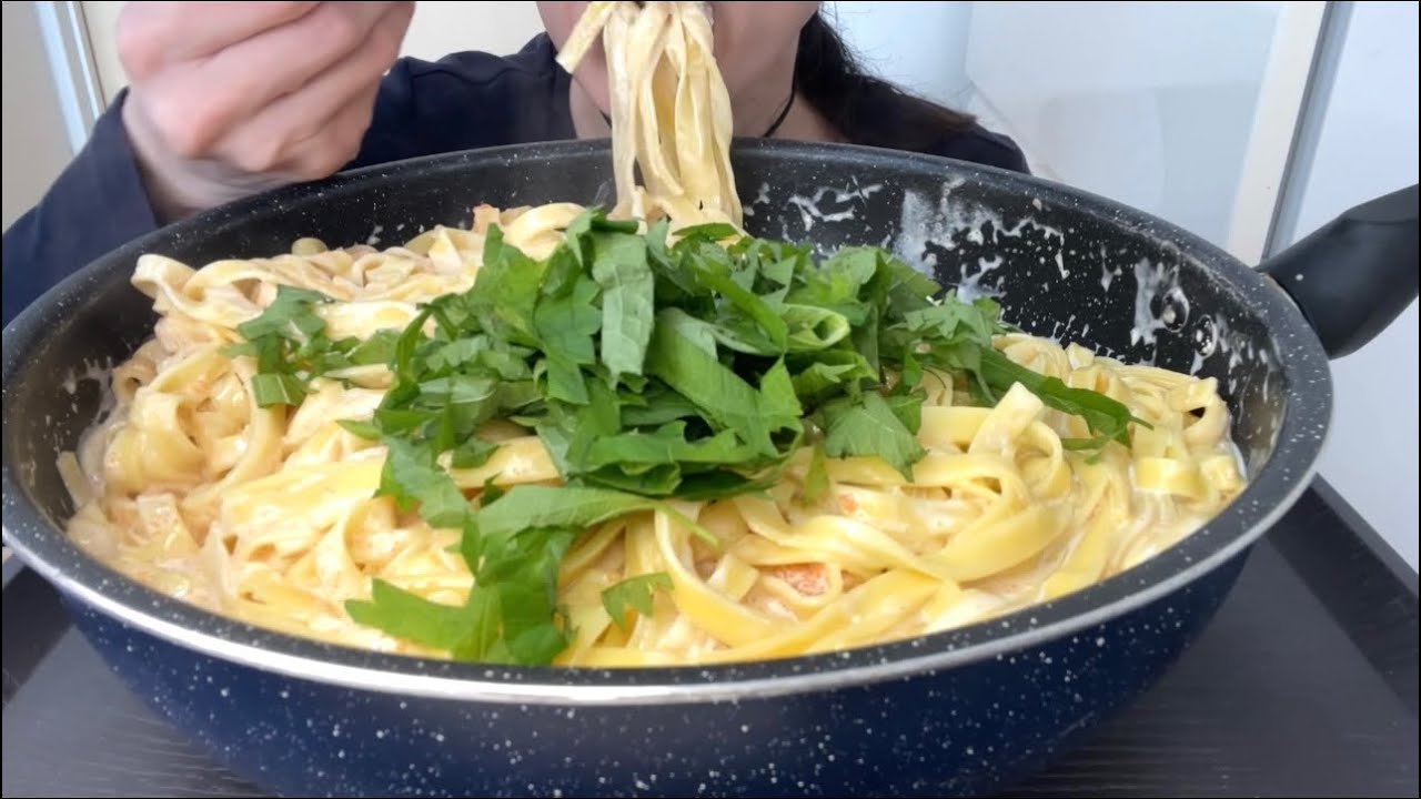 【ASMR 咀嚼音】明太子クリームパスタ！Pasta with spicy cod roe cream！ - YouTube