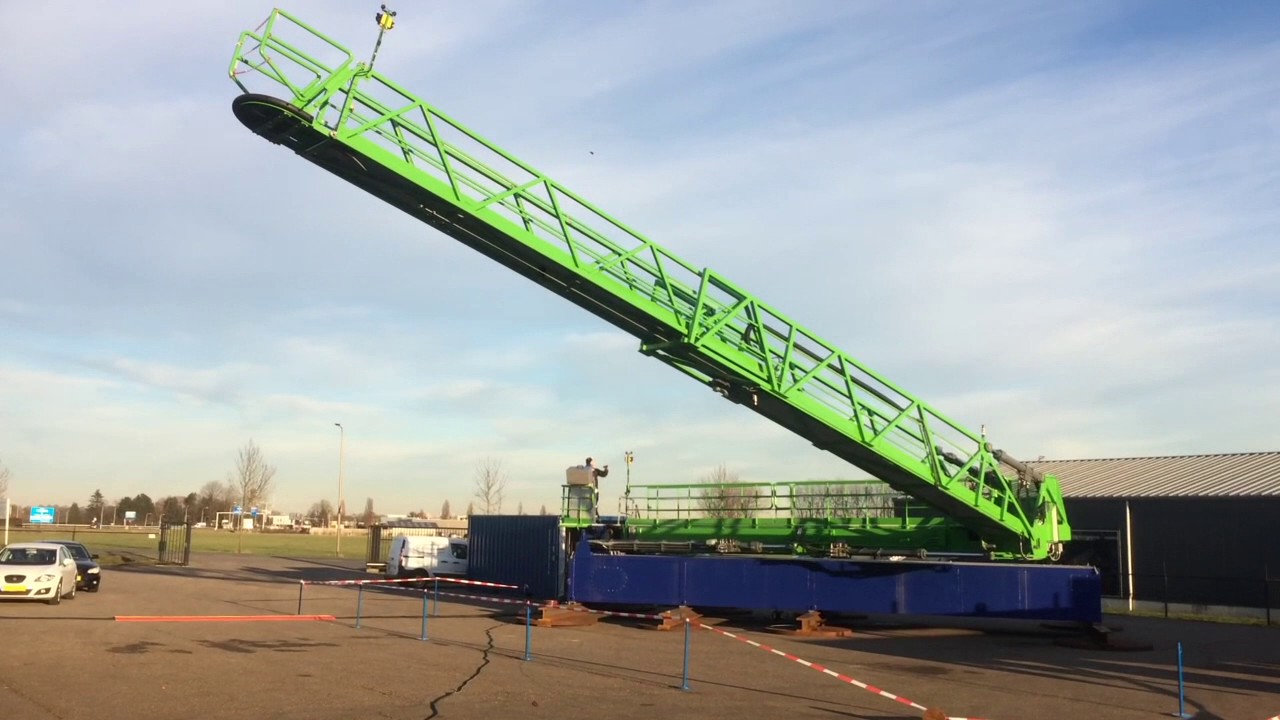 L-Bow motion compensated gangway - YouTube