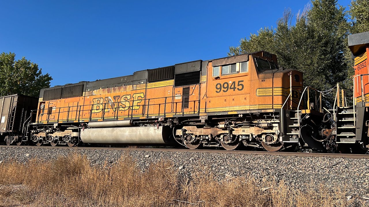 BNSF 6052 Leads an Early E-MICBAM1-02B with Dirty Pumpkin SD70MAC 10-23-2023 - YouTube