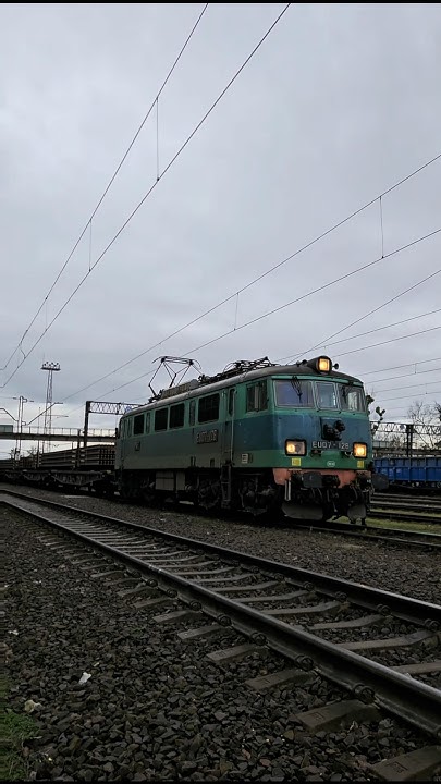 EU07 128 #pkp #kolej #shorts #siódemka #cargo #Wrocław #Brochów - YouTube