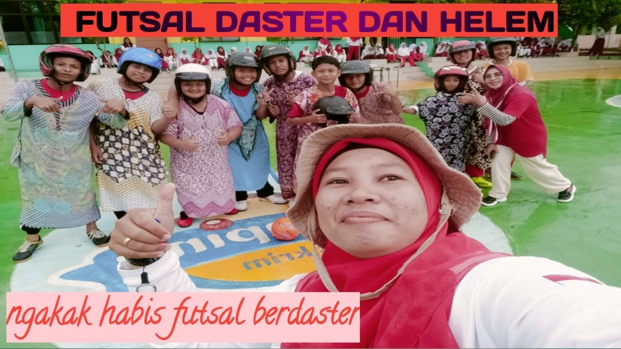 NGAKAK MAIN FUTSAL PAKAI DASTER DAN HELEM - YouTube