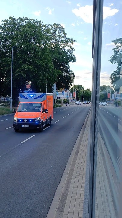 RTW der Johanniter-Unfall-Hilfe, Rettungswache Langenhagen auf Einsatzfahrt - YouTube