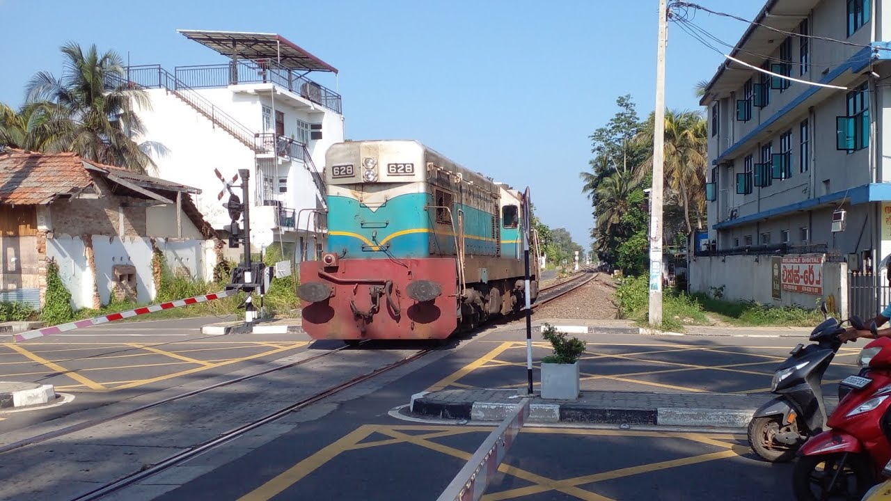 Sri Lanka Railway M2D 628 Kankasanthurai Locomotive Run Round @ Matara ...