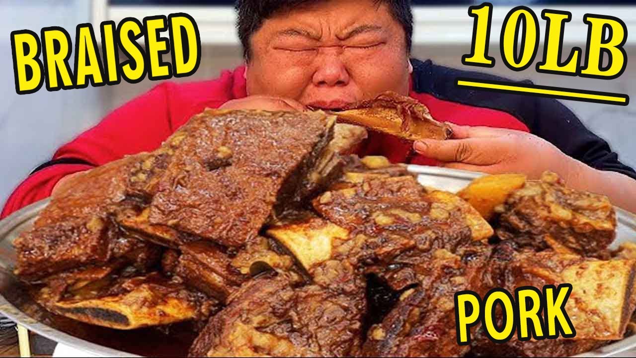 Monkey Brother braised a large piece of pork ribs, more than 10 pounds ...