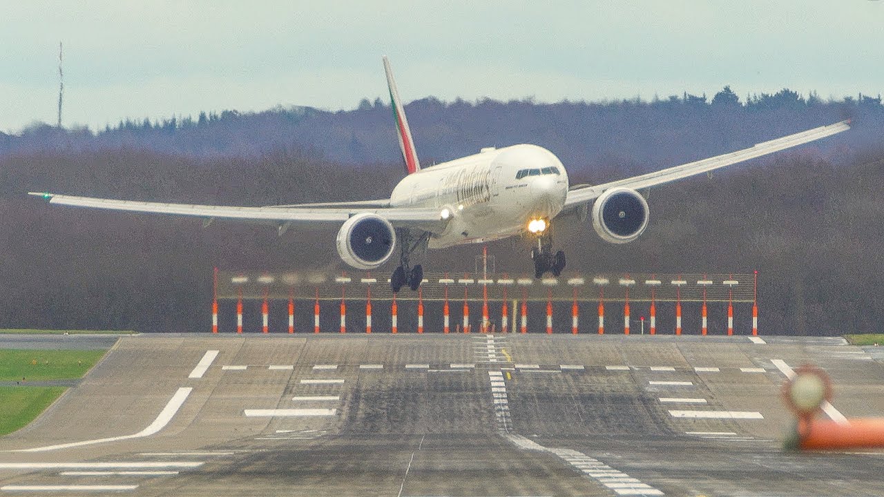 CROSSWIND LANDING of a BOEING 777 - Wobbly Touchdown + A319 GO AROUND ...