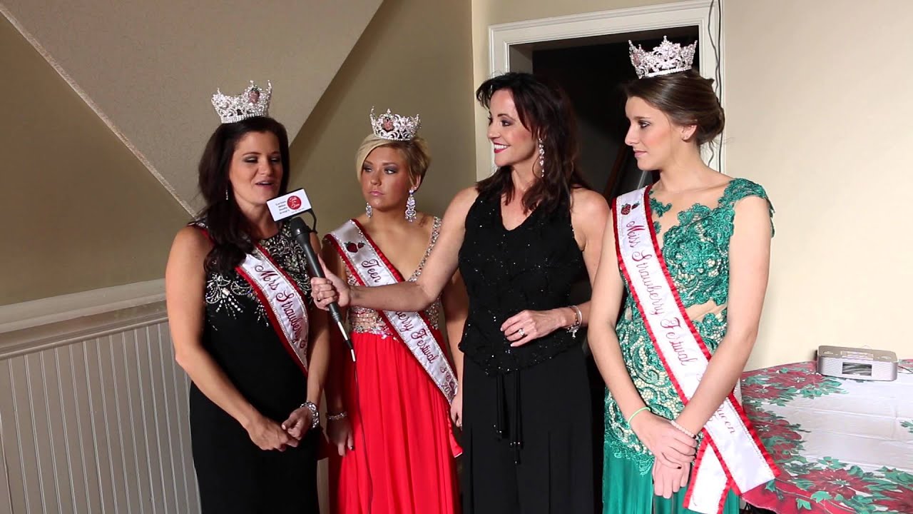 Strawberry Queens at the Fort Mill Christmas Parade - YouTube