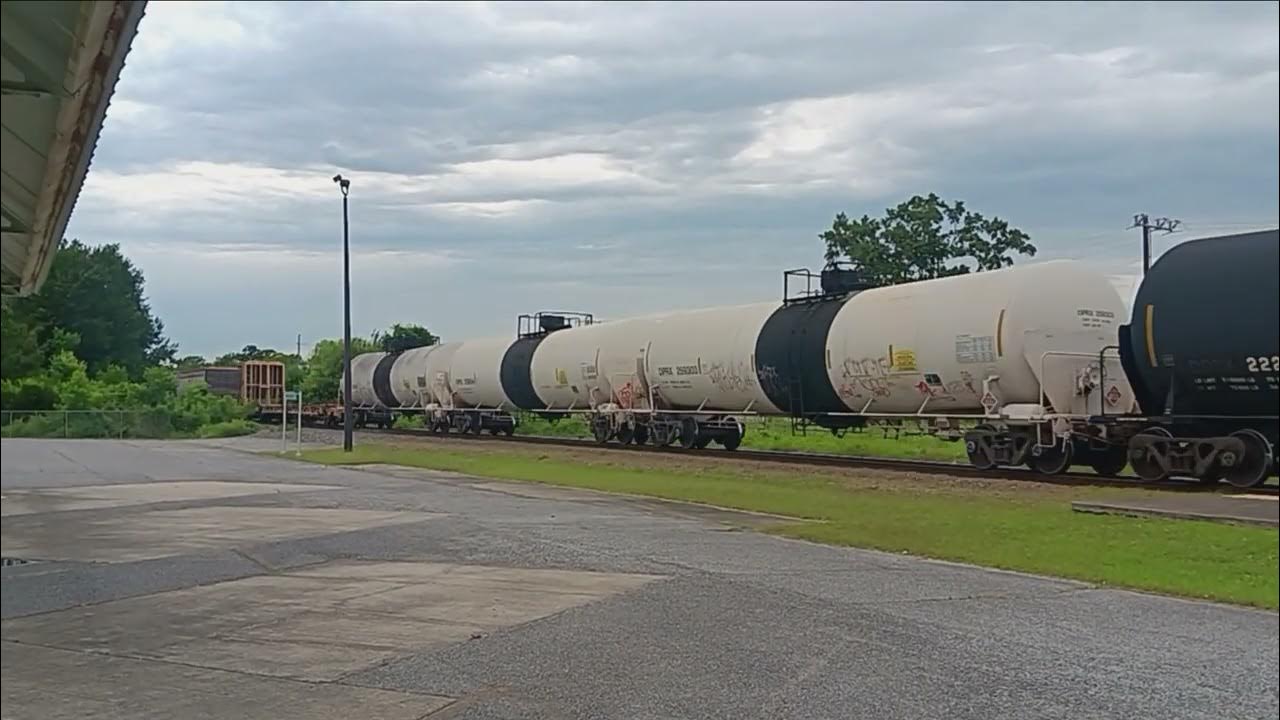 UP 8405 and UP 7305 lead a 2x0 UP EB fast mix manifest with a mid DPU at the end. - YouTube