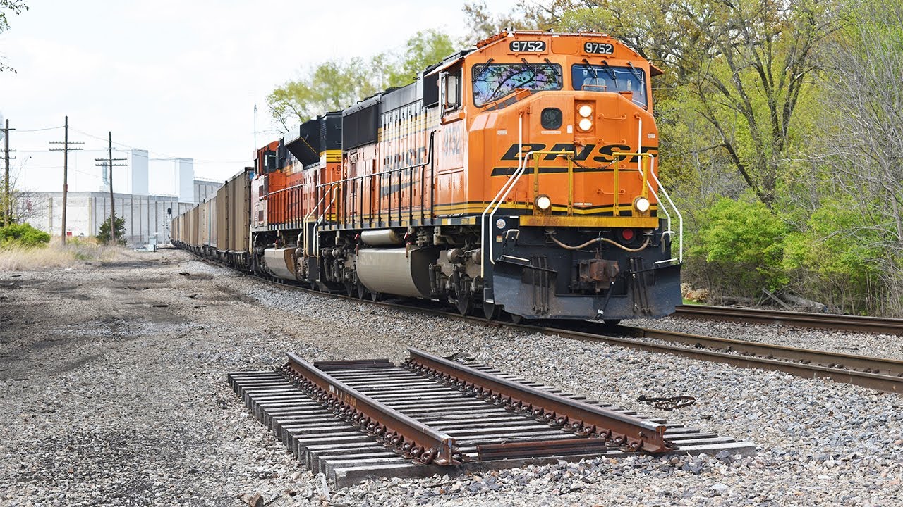 4/21/2021 - BNSF 9752, an SD70MACe, leads BNSF Coal Load - YouTube