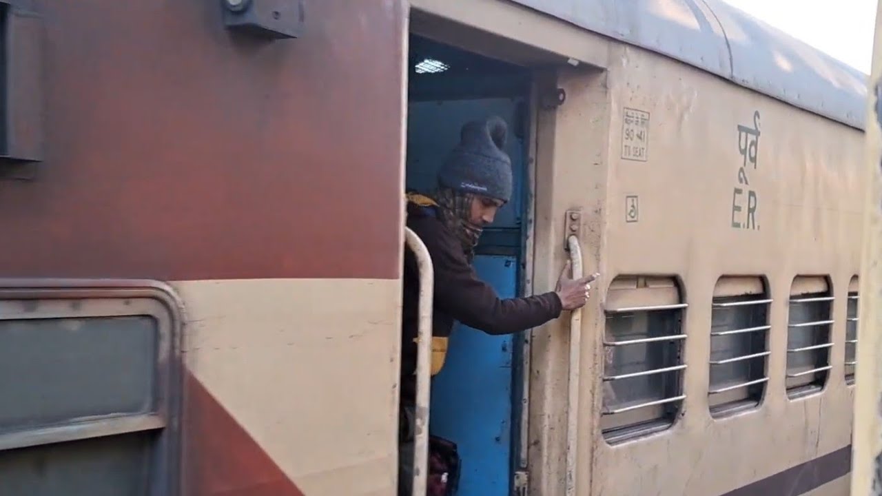 13421 Nabadwip Dham - Malda Town express arriving Azimganj Junction ...