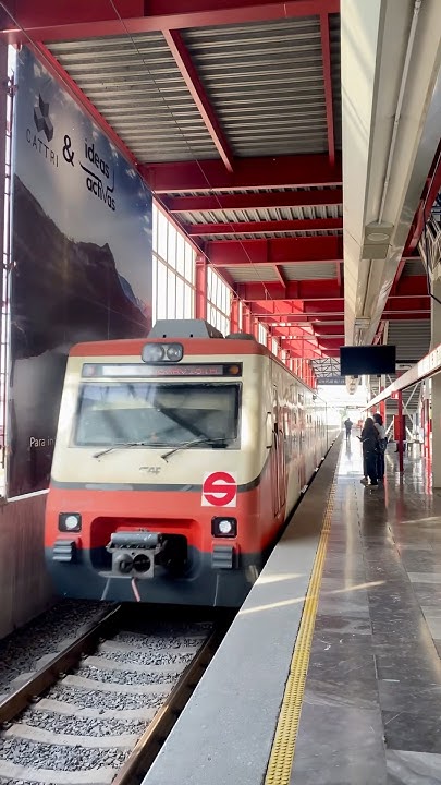 UT-01 entrando a la estación Tultitlán del Sistema 1 del Tren Suburbano del Valle de México ...