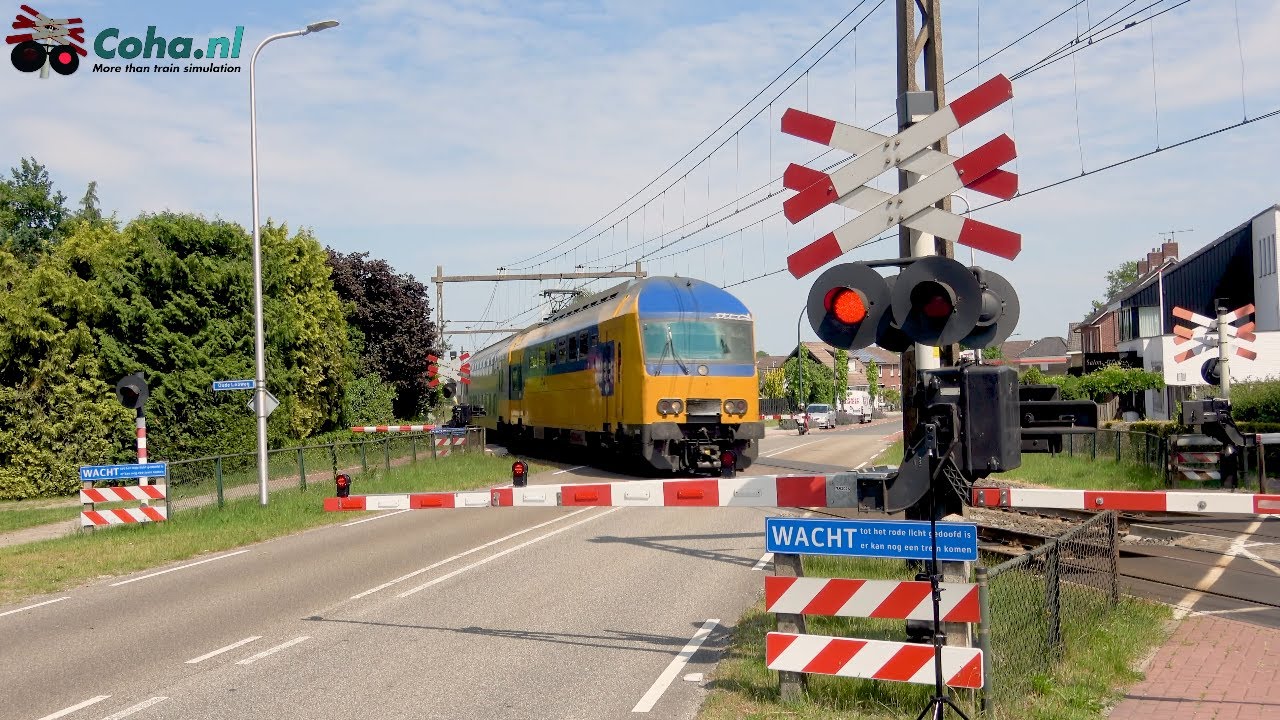 Spoorwegovergang Wierden 😍4K😍 // Dutch railroad crossing - YouTube