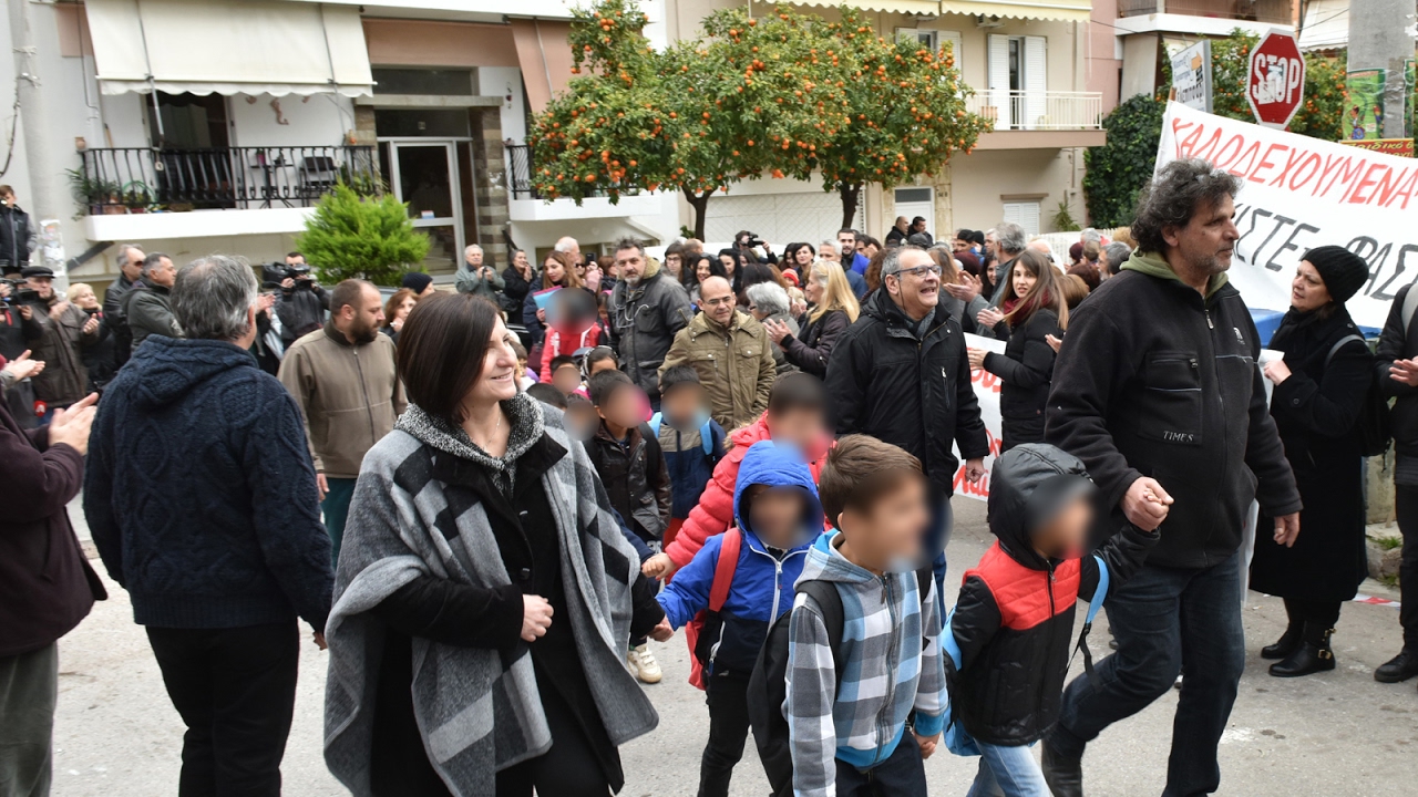 ΥΠΟΔΟΧΗ ΠΡΟΣΦΥΓΟΠΟΥΛΩΝ ΣΤΟ 15ο ΔΗΜΟΤΙΚΟ ΝΙΚΑΙΑΣ - YouTube