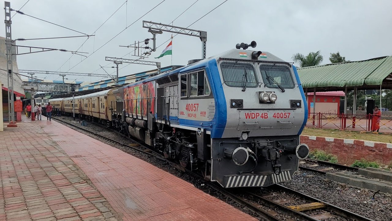 Haripriya Express departure from Hubballi JN || UBL WDP4B "Namma ...