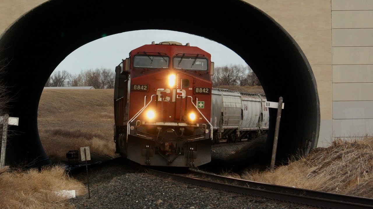 HUGE TRAIN!!!! CP 8842 leads CP 368 east in Lethbridge, Alberta - YouTube