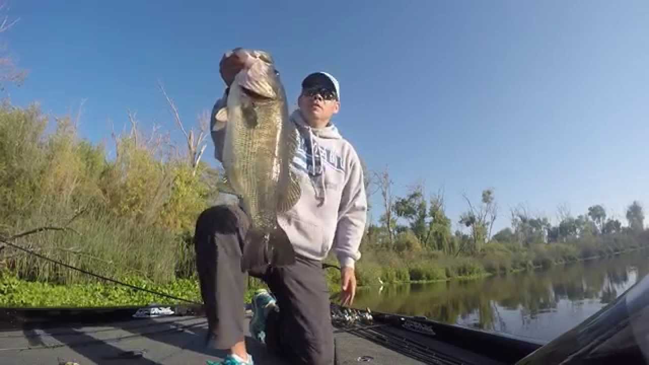 10LB Bass eats BBZ-1 RAT on California Delta - YouTube