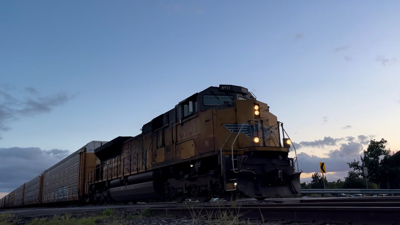 UP 8907 Leads Fast & Short Northbound Autorack Train In Buda, Texas - YouTube