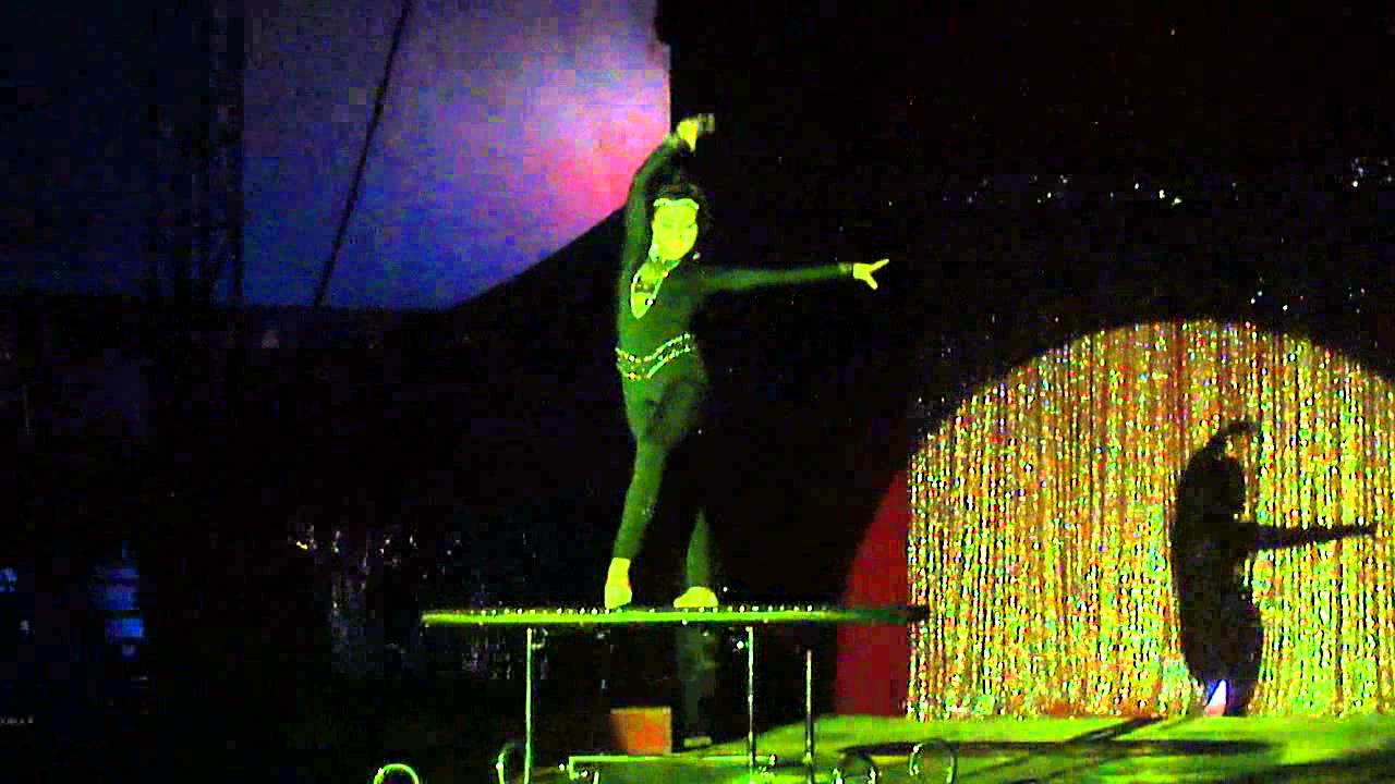 Contorsionista Del Circo Remolino Youtube