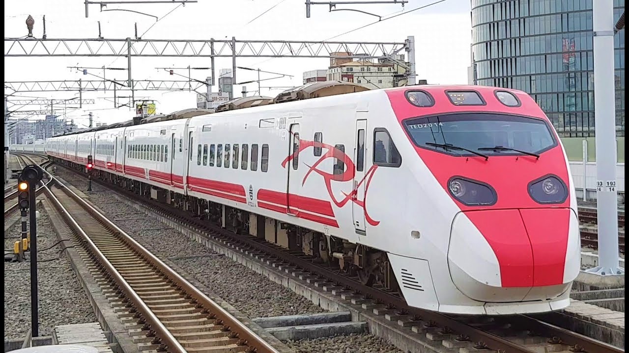 台鐵136次普悠瑪號 台中進站+開車 & 2213次區間車 TRA Local train and Puyuma express - YouTube