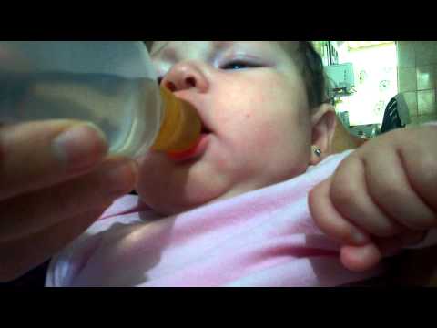 Valentina bebendo primeira mamadeira de água