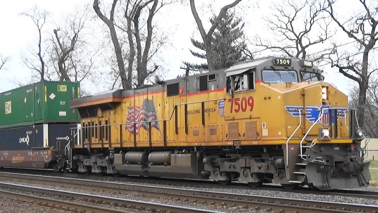 UP 7509 Leads a Stack Train w/ DPU, West Chicago, IL - YouTube