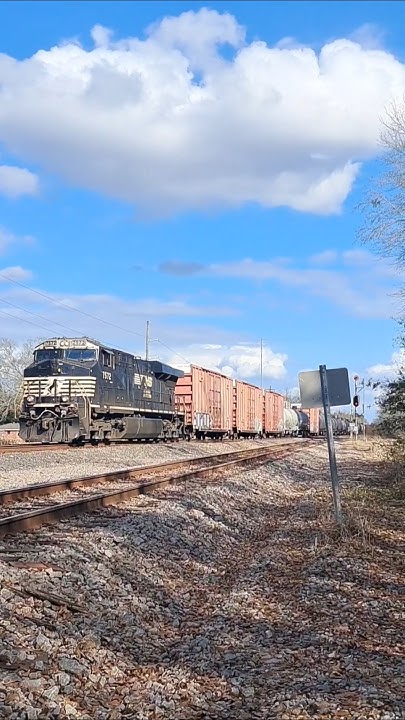 NS/GE/ES44DC! NS #7572 leads a fast long WB UP M-NOEW04 out of Livonia, Louisiana!! - YouTube