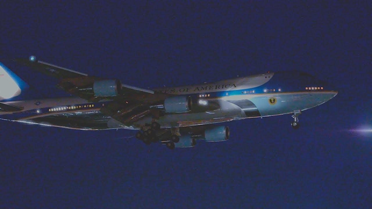 Air Force One night landing in Warsaw - YouTube