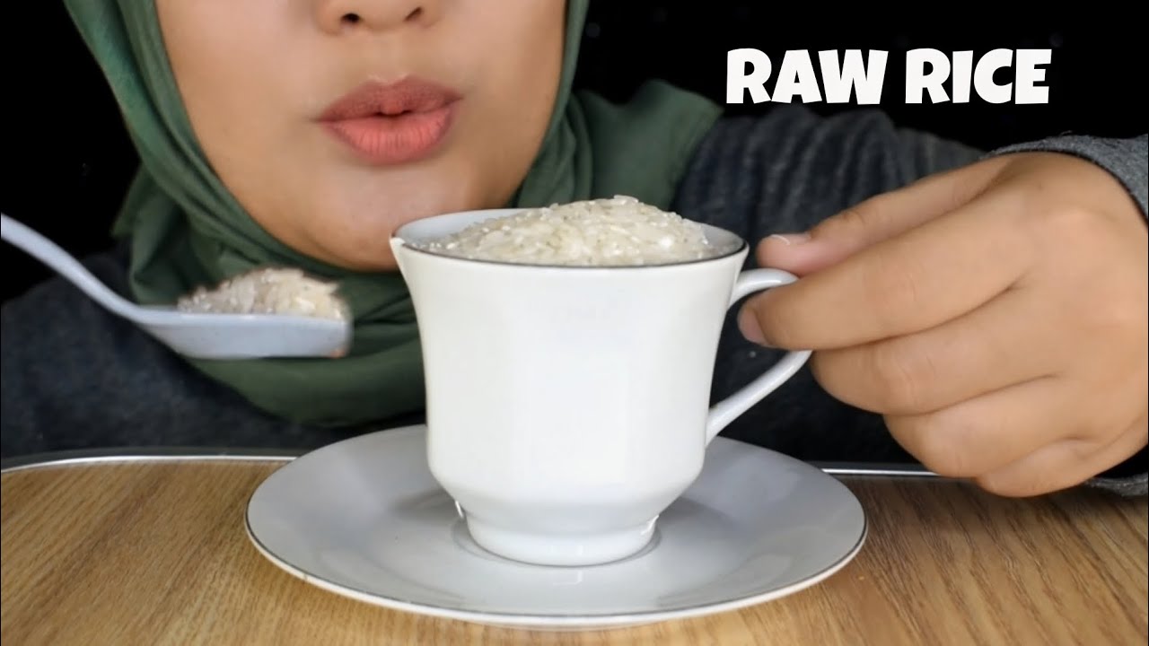 ASMR RAW RICE EATING || RAW RICE IN THE CUP || Makan beras mentah di ...