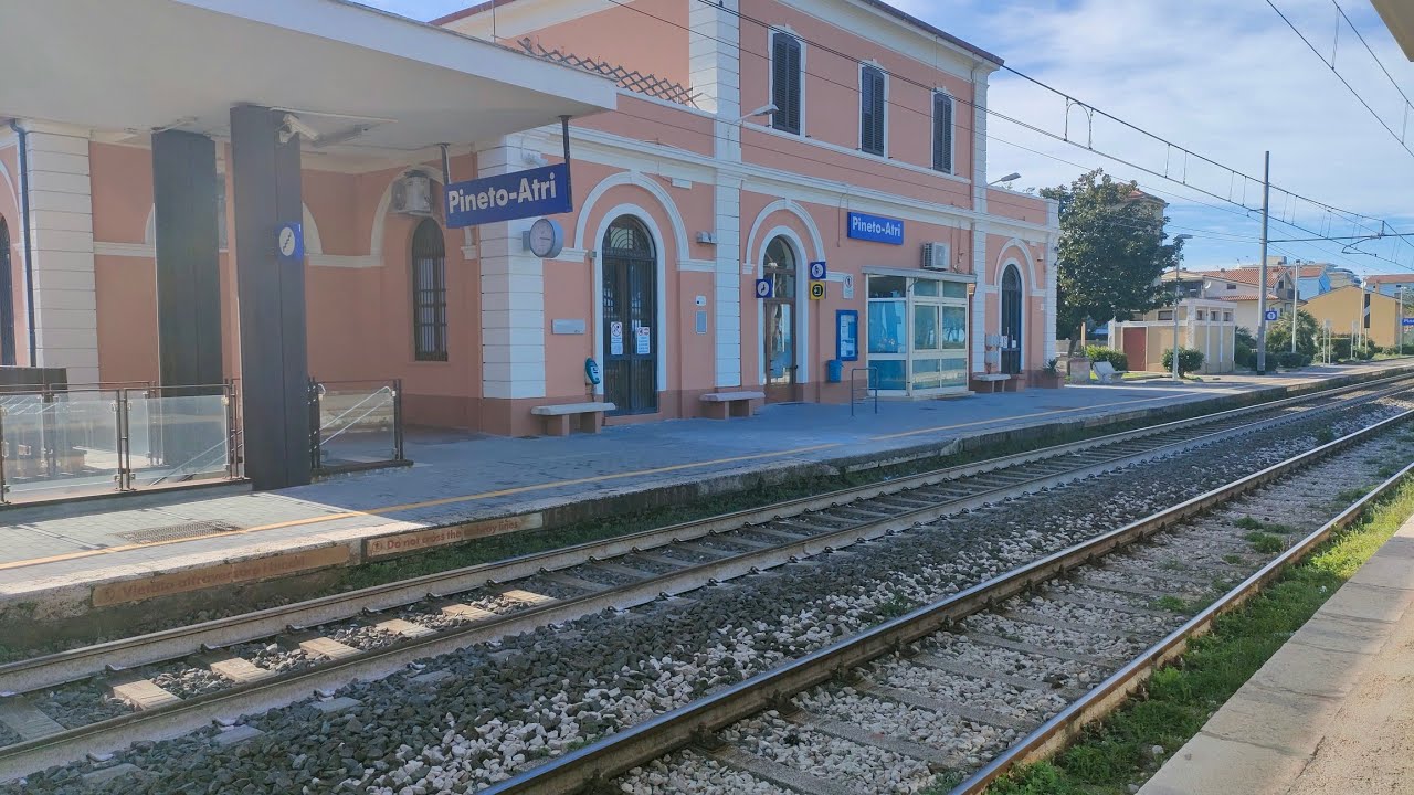 Treni di un sabato pomeriggio alla stazione di Pineto-Atri - YouTube
