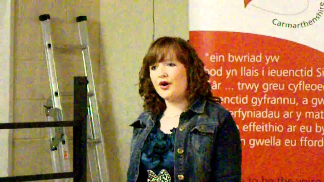 Catrin Thomas - Somewhere over the rainbow - YouTube