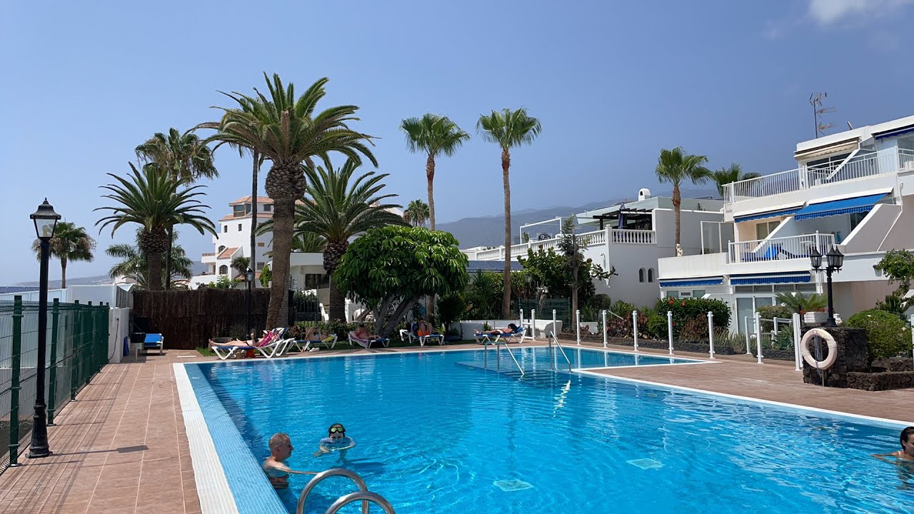 Live from the pool (part 1)🏖️🏝️ - YouTube