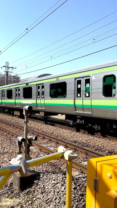 【4K60P】JR東日本 横浜線 E233-6000番台 H001編成 各駅停車 桜木町 行き成瀬駅踏切 - YouTube